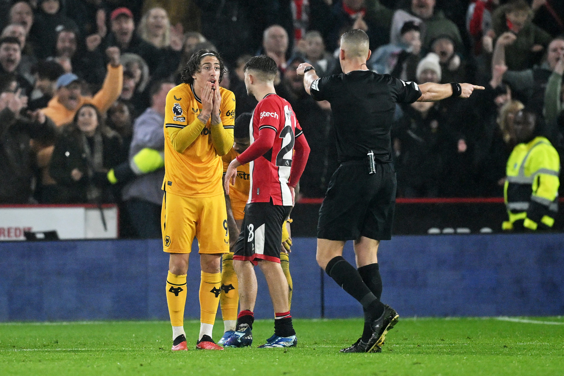 Gary Lineker gives instant reaction to VAR decision during Wolves v ...