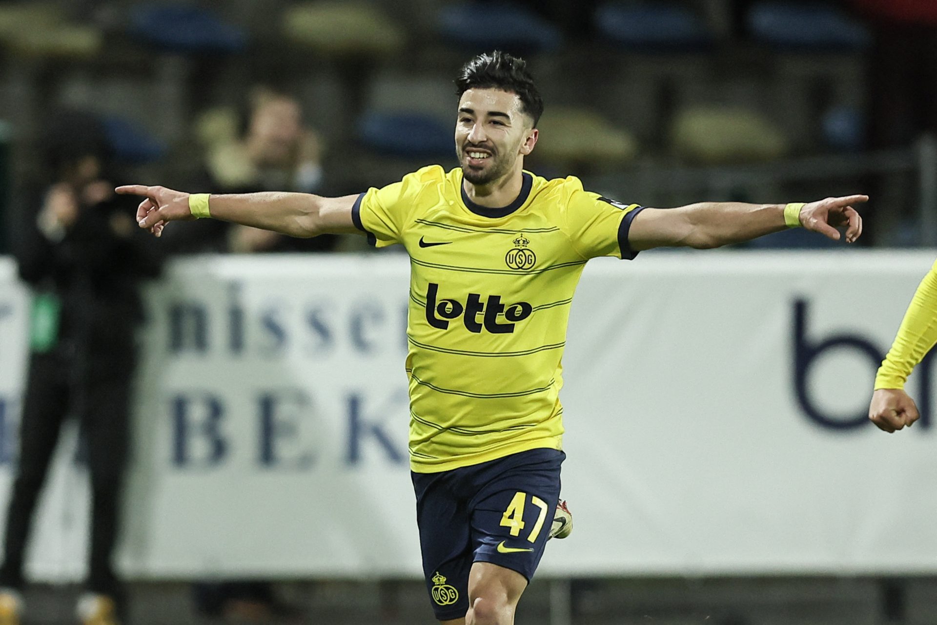 Wolves battling Arsenal for Algeria international Mohamed Amoura