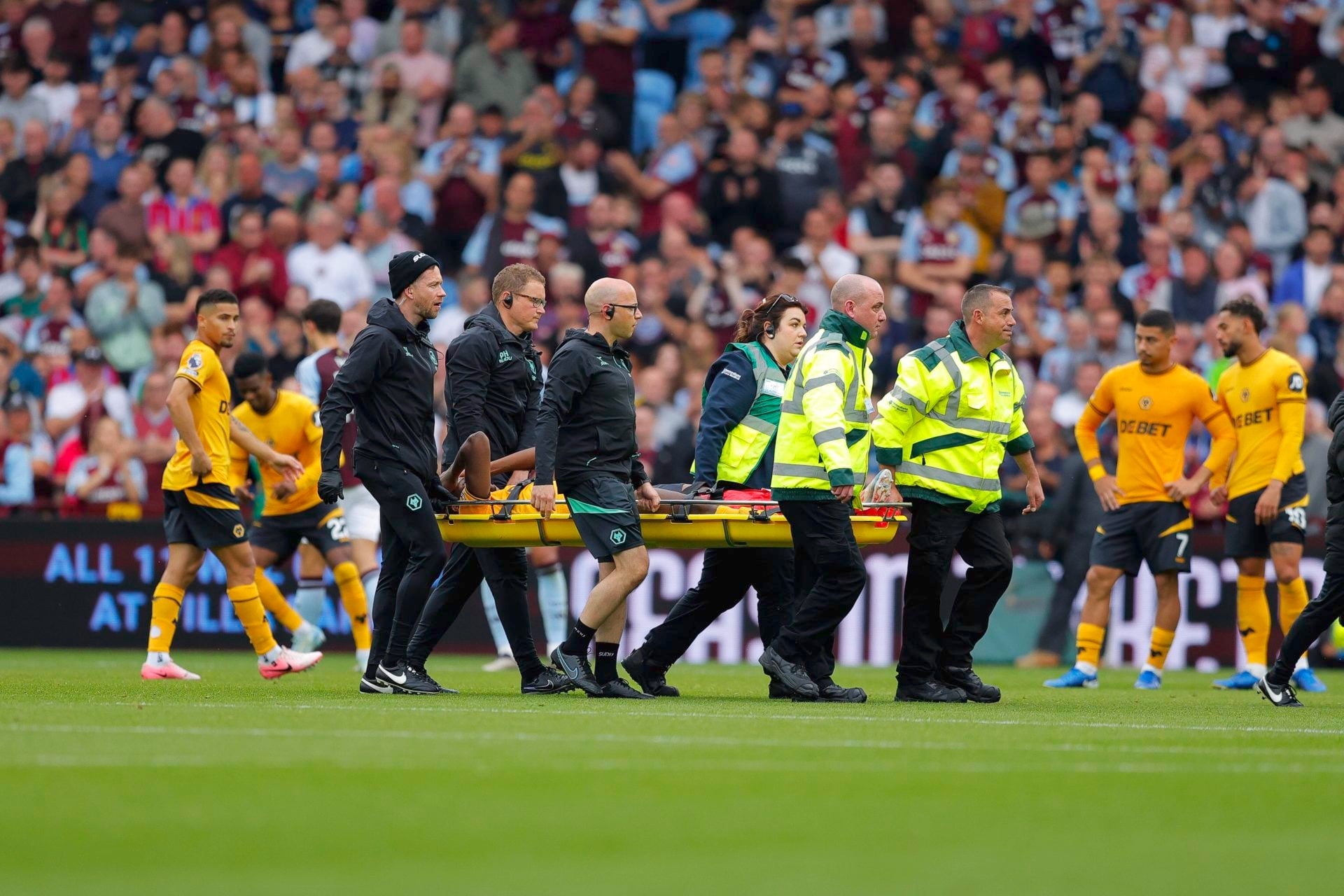 Yerson Mosquera now sends 26-word message after being stretchered off ...