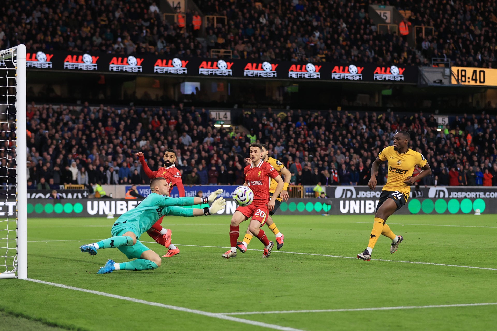 £10m Wolves star hailed after 'phenomenal' moment during 2-1 defeat to ...