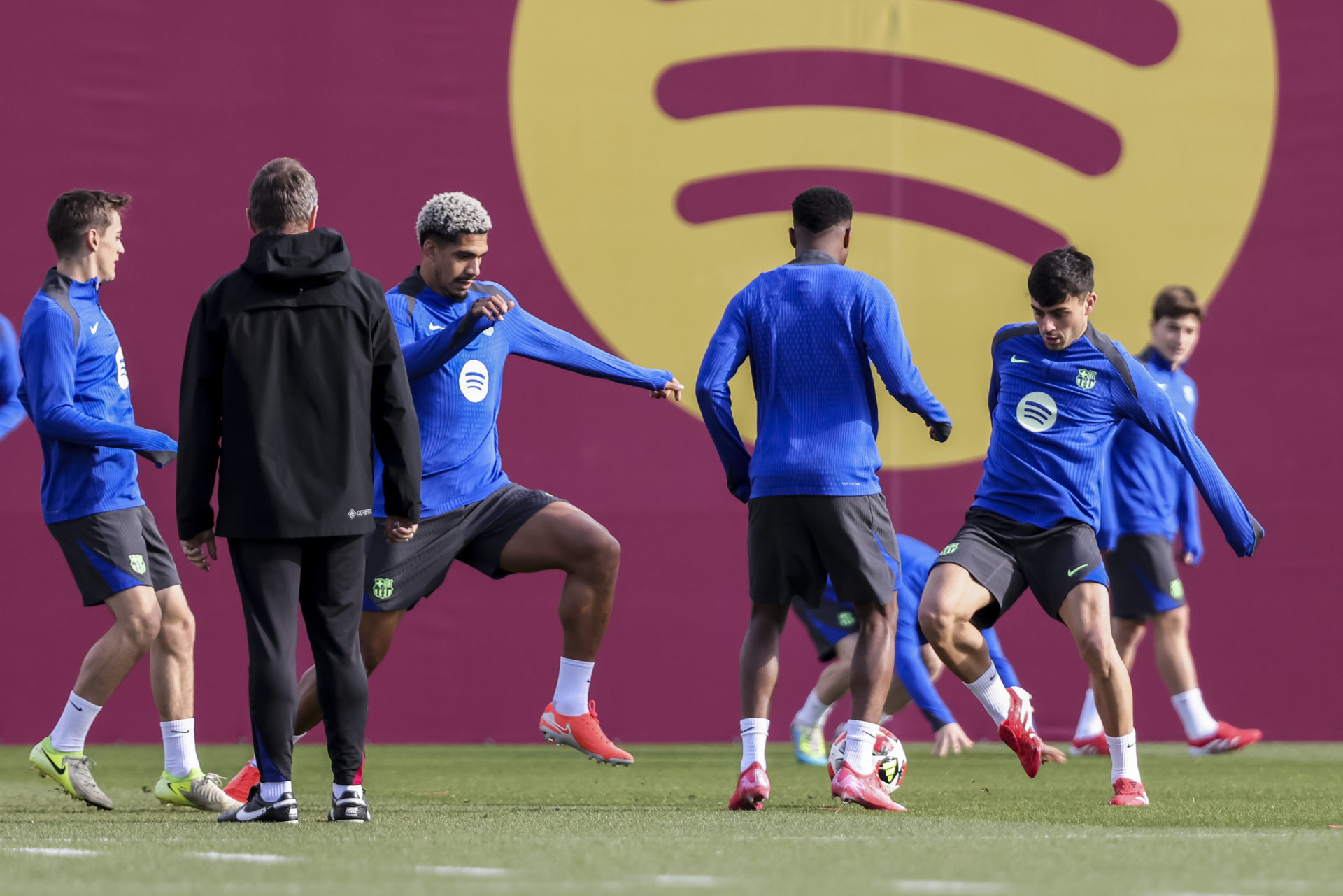 Agents have been trying to get Wolves to sign Barcelona forward but a ...