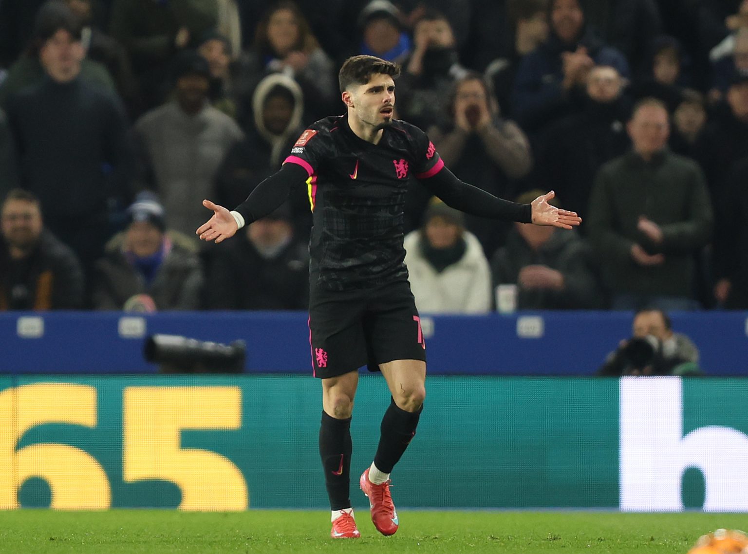 What Chelsea fans are now saying about former Wolves star Pedro Neto is ...