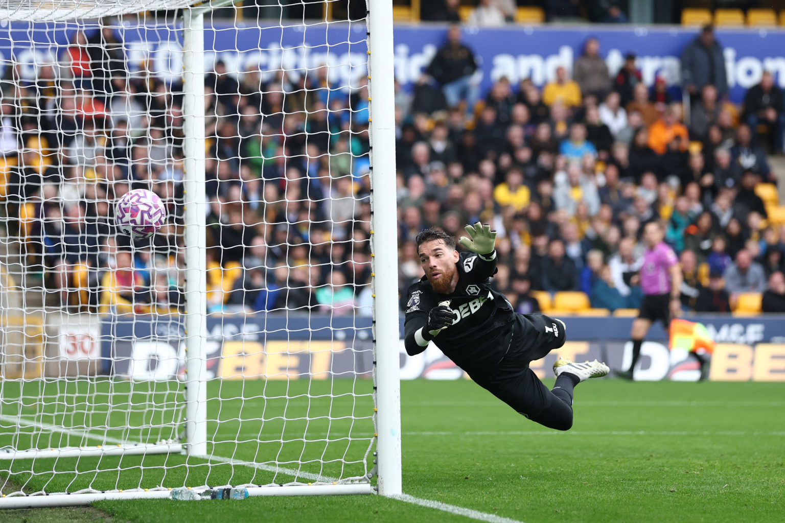 £7m player has become a glaring problem for Wolves as hopeless ...