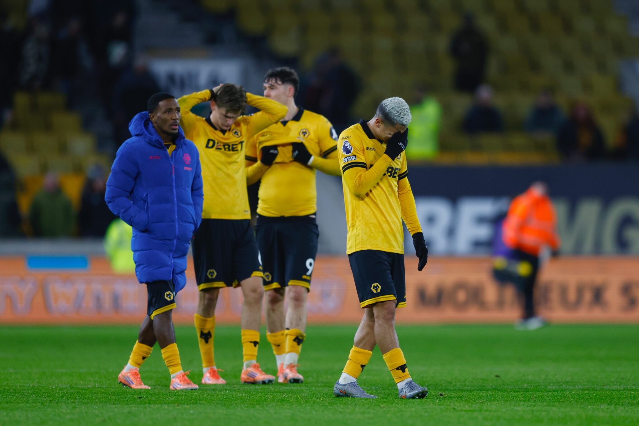 What Rob Edwards asked the Wolves players at half-time vs Nottingham ...